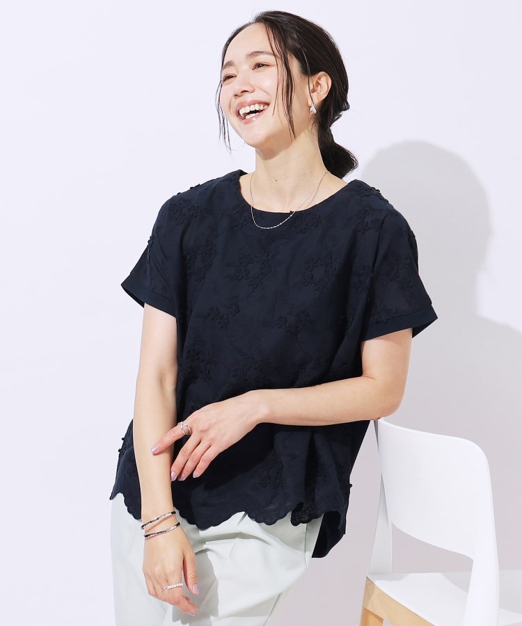 洗える】女性らしさを引き立てる フロント刺繍Tシャツ 洗える】女性らしさを引き立てる フロント刺繍Tシャツ